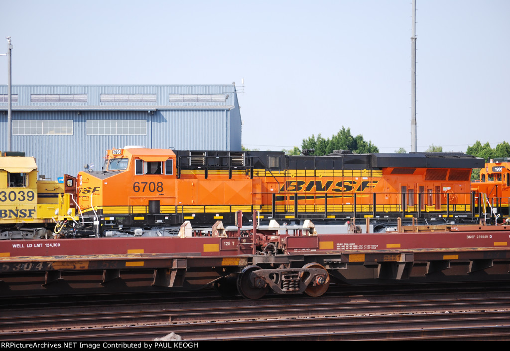Full View Side shot of BNSF 6708.